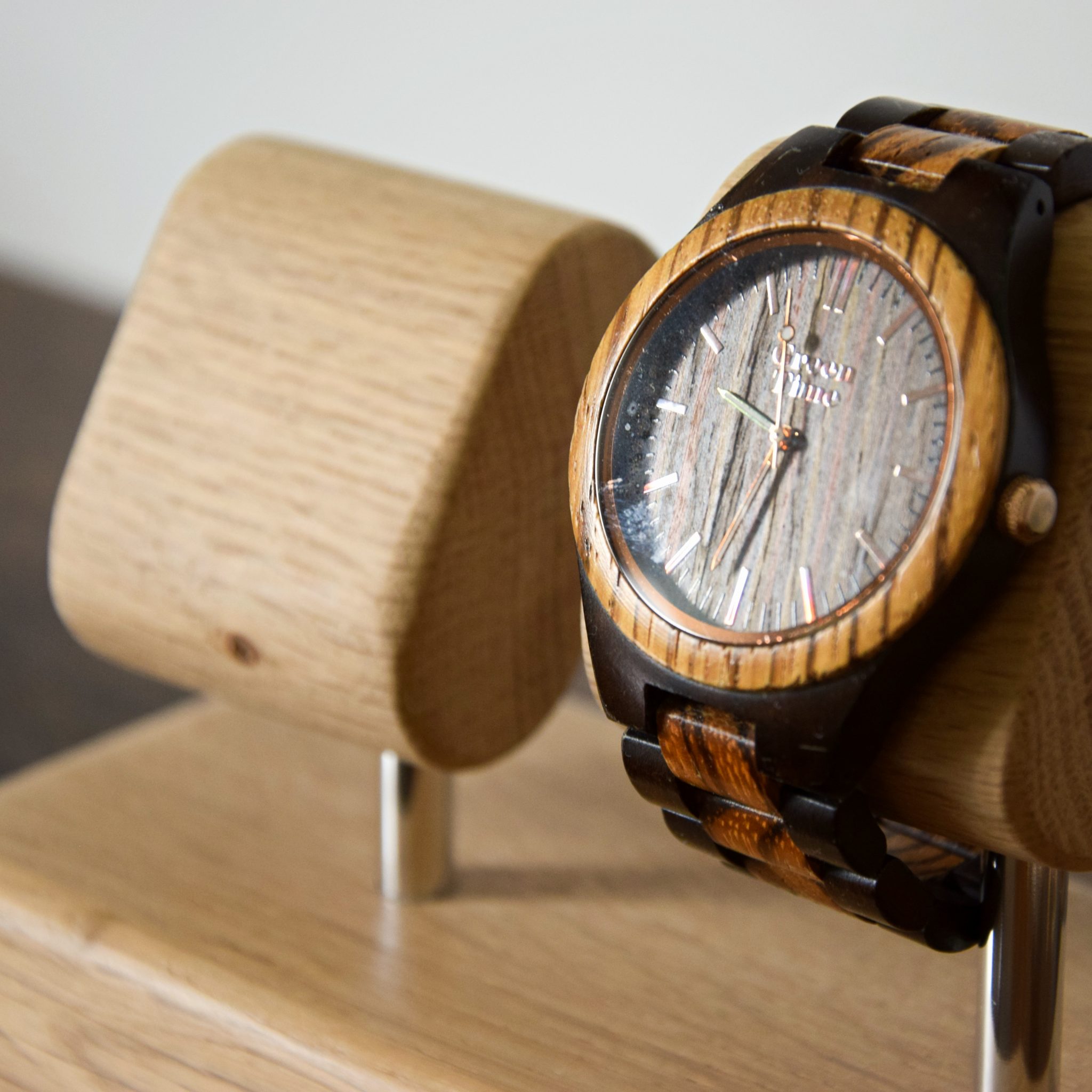 Présentoir pour montre Ellipse Duo en chêne massif - Atelier Vegvisir